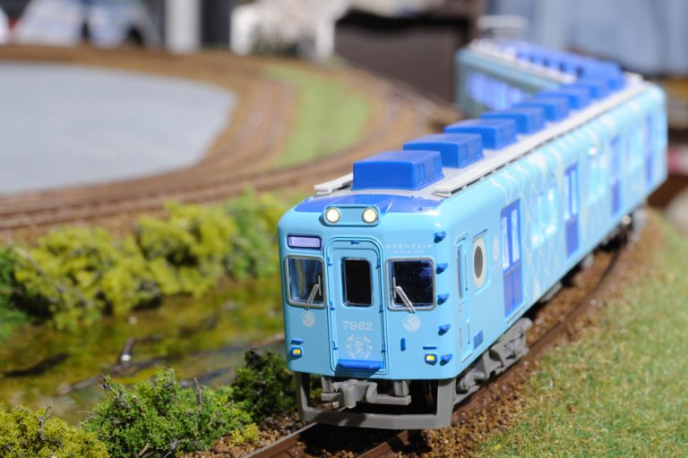 マイクロエース A6377 南海7100系 めでたいでんしゃ（ブルー） 2両セット | Nゲージミニレイアウト900mm×600mmの風景